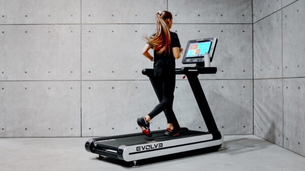 Evolve Treadmill with 18.5'' TFT Console - Evolve