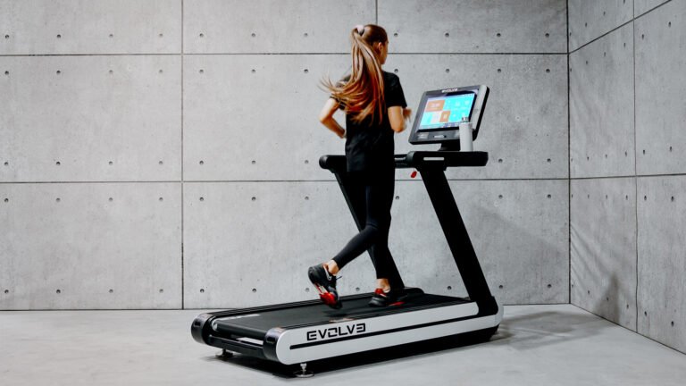 Evolve Treadmill with 18.5'' TFT Console - Evolve