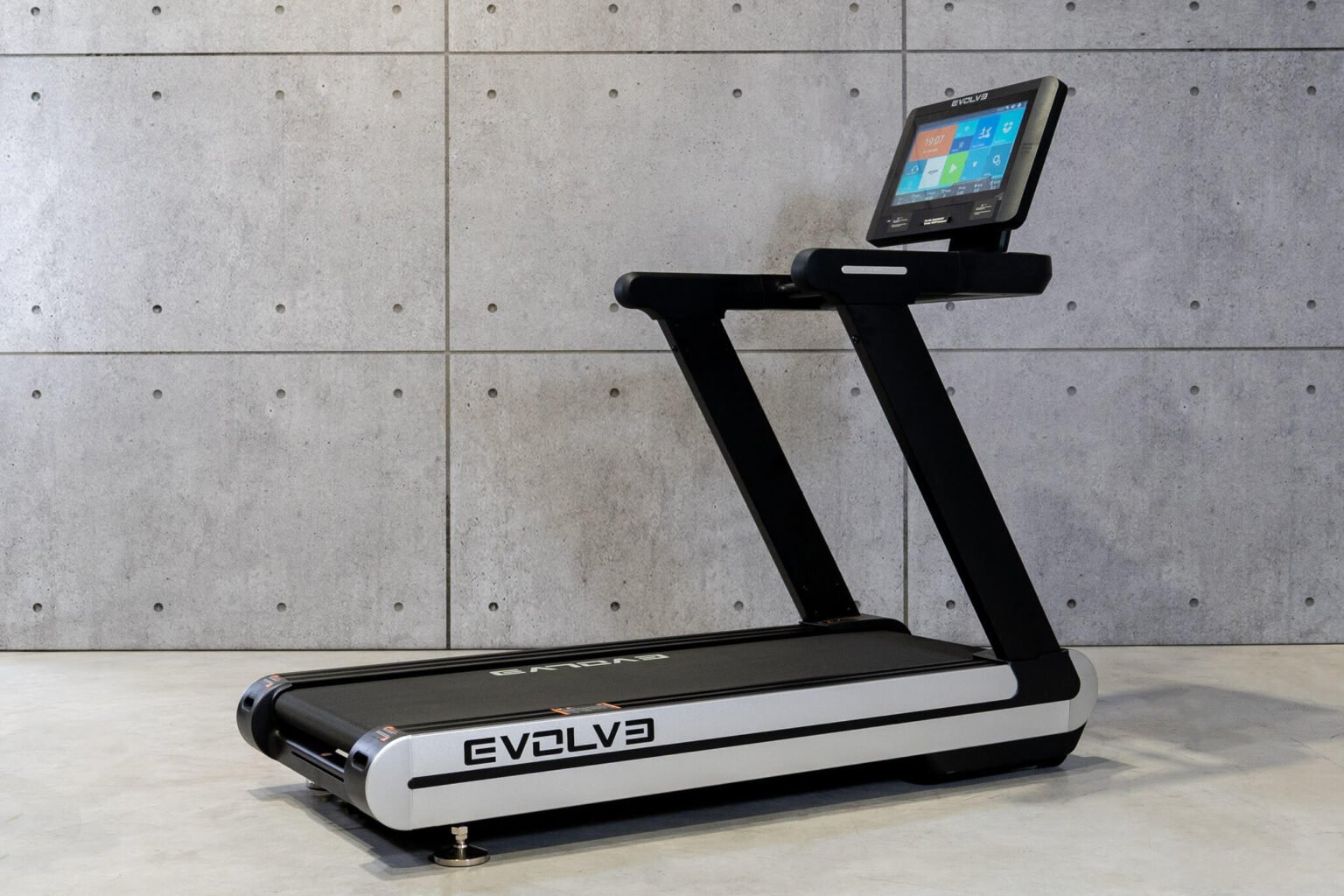 Evolve Treadmill with 18.5'' TFT Console - Evolve